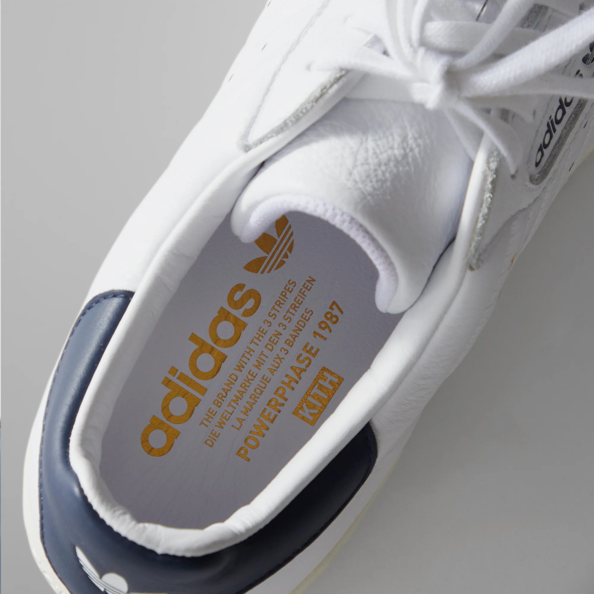 키스 x 아디다스 오리지널스 파워페이즈 화이트 컬리지에이트 네이비