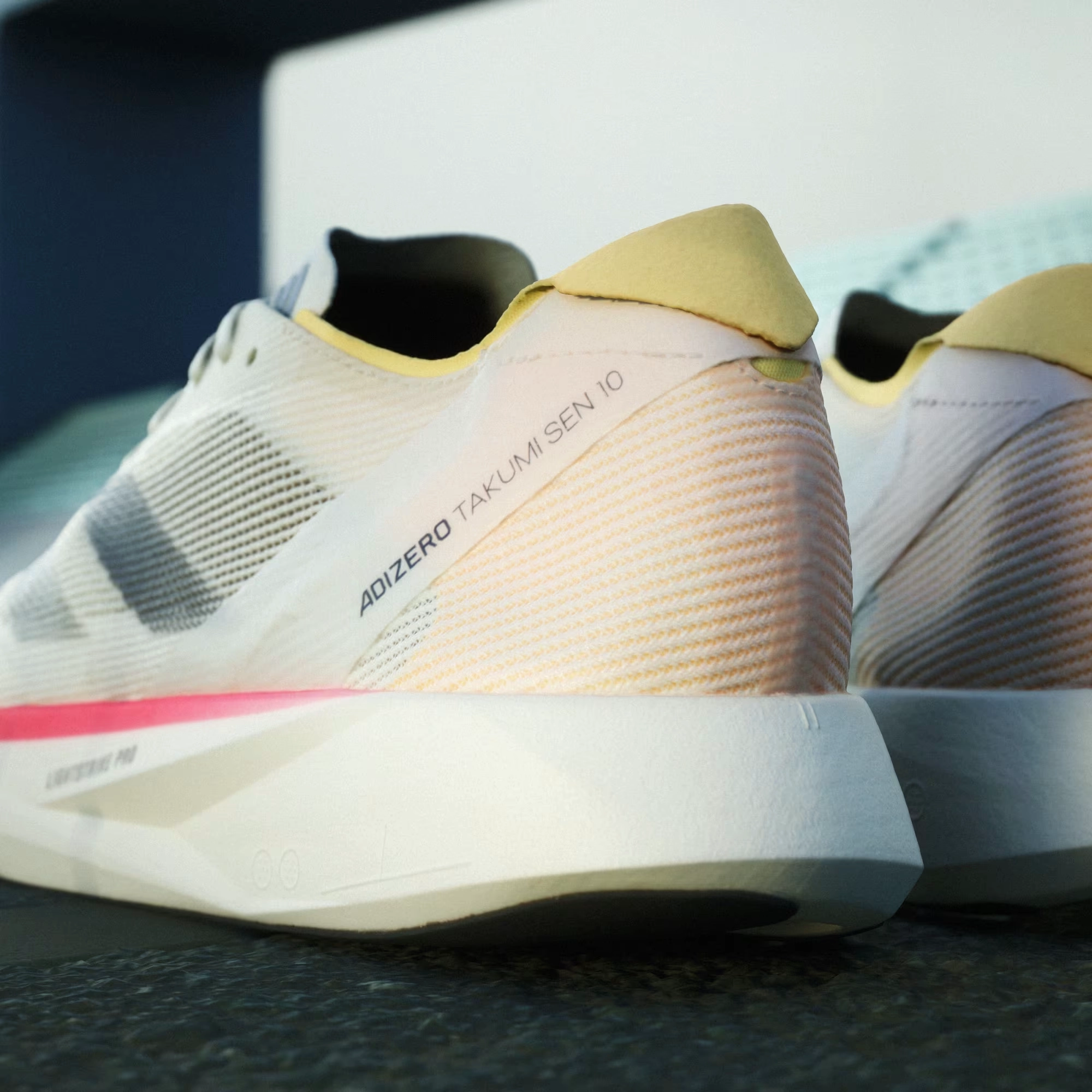 아디다스 아디제로 타쿠미 센 10 아이보리 코어 블랙 오프 화이트