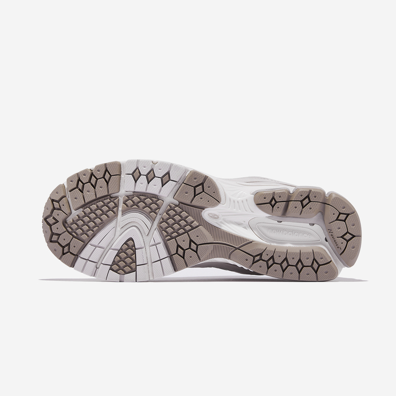 뉴발란스 2002R 화이트 아이보리 M2002RAA | NEW BALANCE - 슈프라이즈