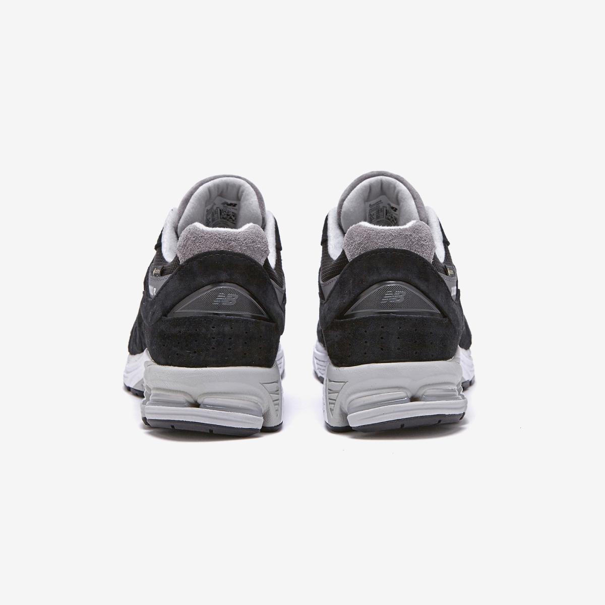 뉴발란스 2002R 고어텍스 블랙 실버 메탈릭